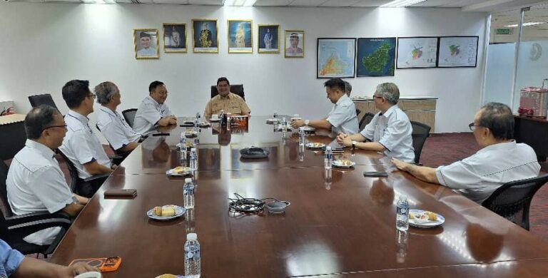 Joint Courtesy Call on YB Datuk Ir. Shahelmey Yahya, the SOGDC Chairman ...